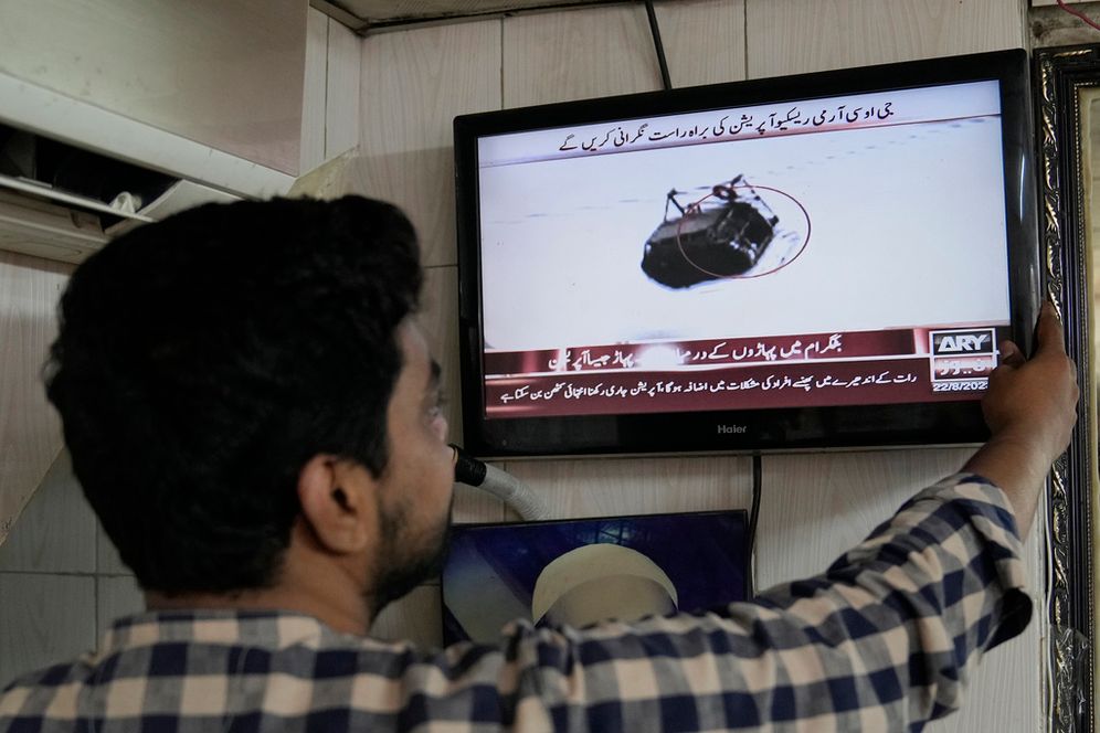 First Children From Pakistan Cable Car Hanging Over A Deep Ravine - i24NEWS