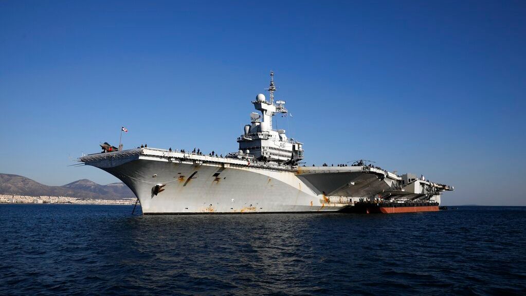 La France Déploie Le Porte-avions Charles De Gaulle Vers Le Golfe Pour ...