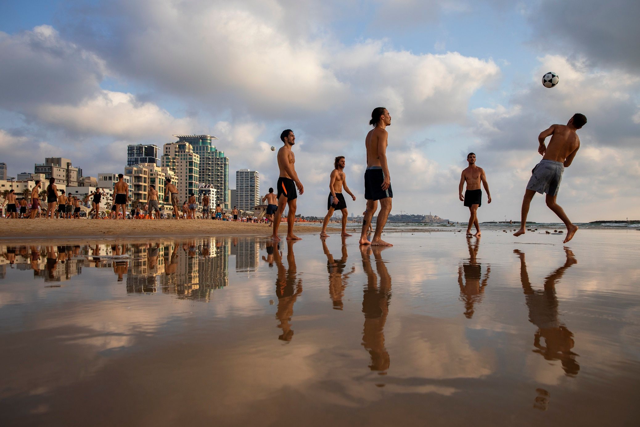 Israel: Beaches And Swimming Pools To Remain Open Over Weekends - i24NEWS