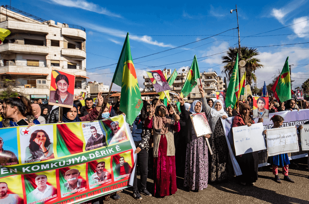 Syrie : Des Milliers De Kurdes Manifestent Contre Les Frappes Turques ...