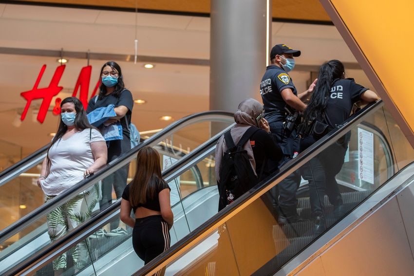 i24NEWS - Store owners defy Israeli gov't closure orders, police arrive ...