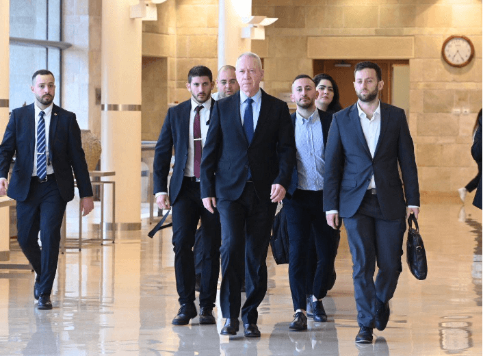 إسرائيل الاتفاق على التراجع عن قرار إقالة وزير الأمن الإسرائيلي يوآف