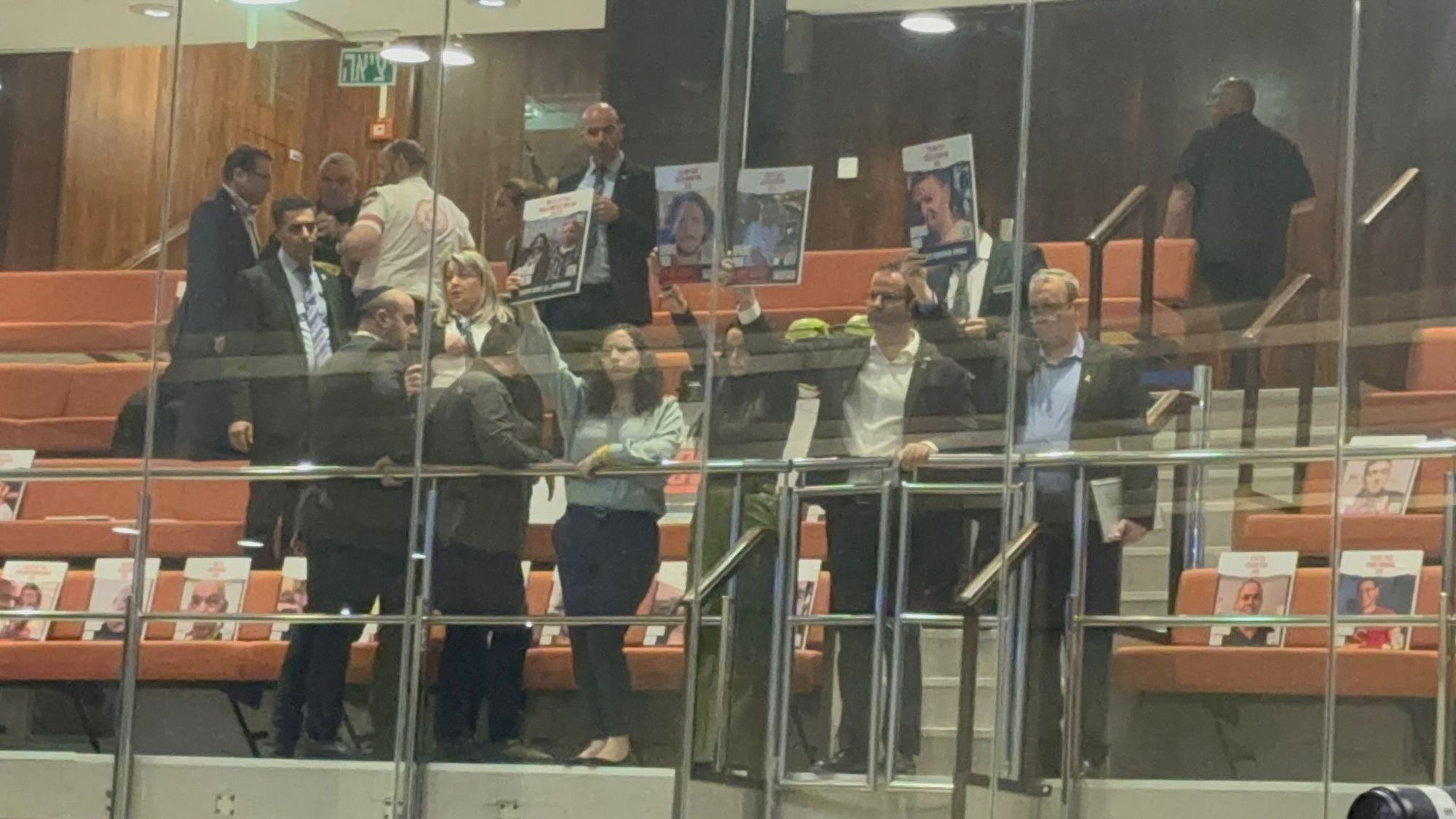 מהומה במליאה בזמן נאום נתניהו; דני אלגרט התעלף ביציע - i24NEWS