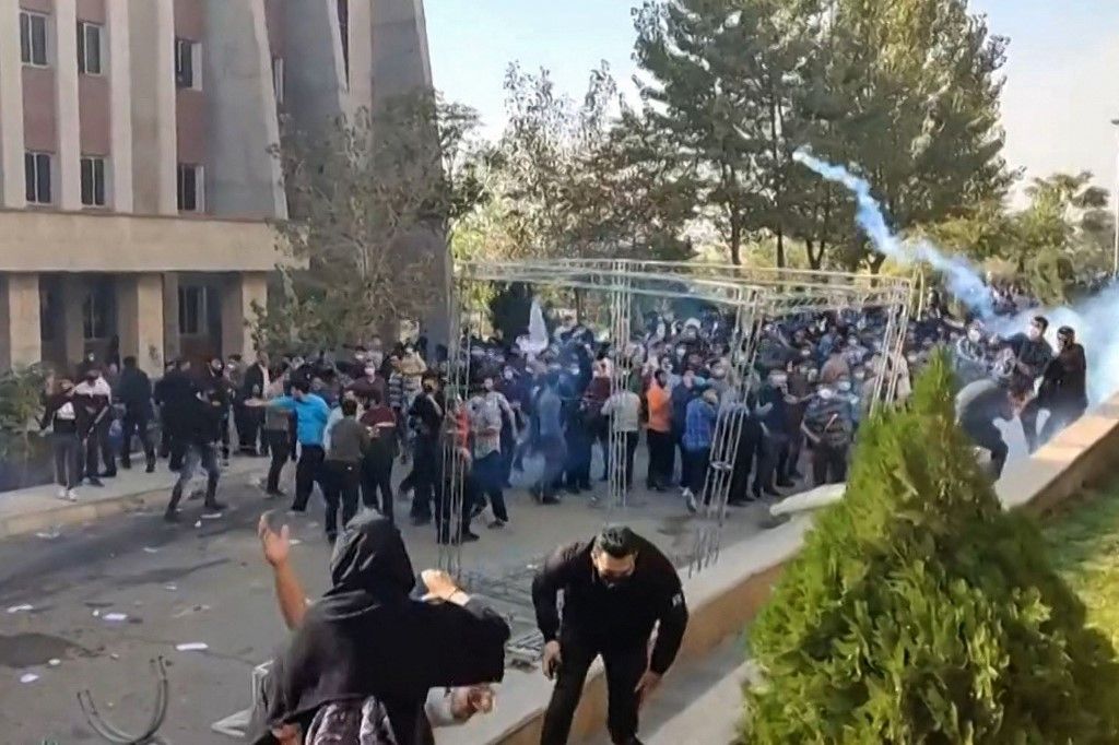 Iran Hands Out Jail Sentences To 4 Protesters Who Called For Strikes ...