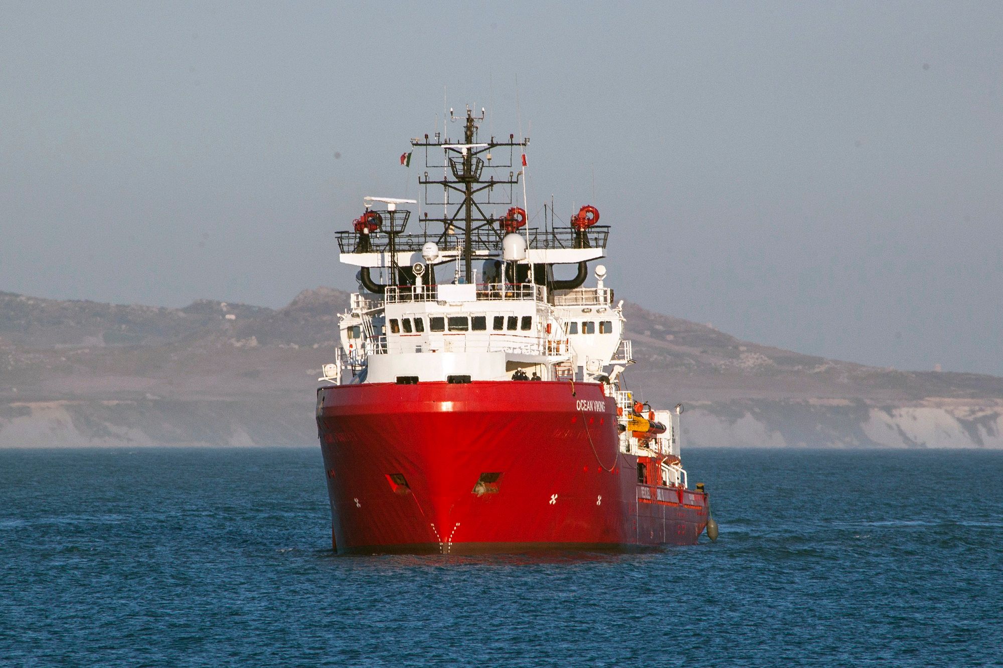 Le Navire Ocean Viking Porte Secours À 196 Migrants En Méditerranée ...
