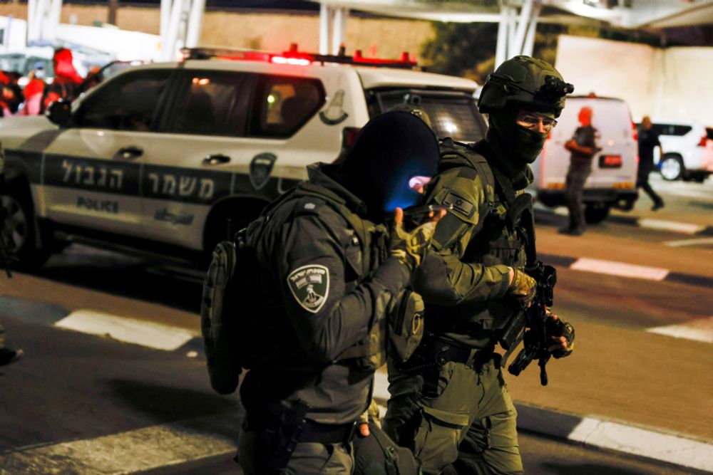 Israeli Forces Hunt East Jerusalem Checkpoint Attacker - i24NEWS